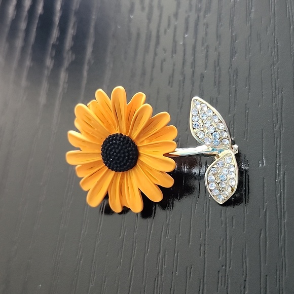 None | Jewelry | Sunflower Pin | Poshmark